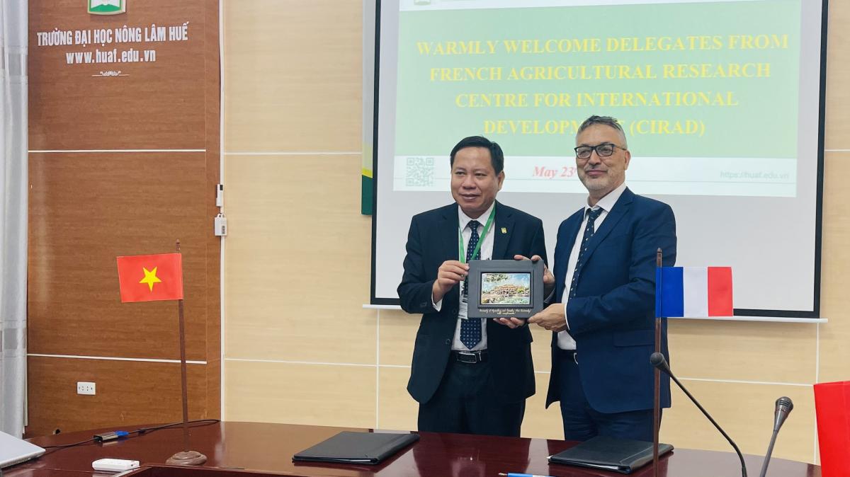 Cooperation between CIRAD and its Vietnamese partners: signing of a ...